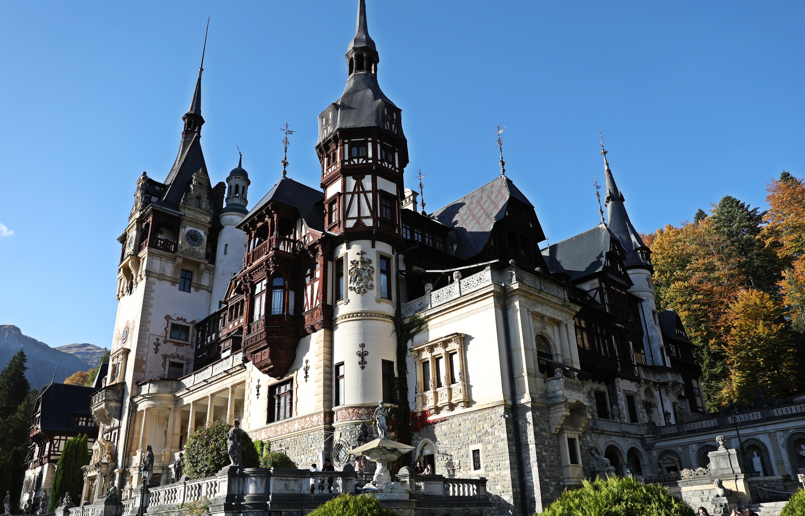 Peleș and Pelișor Castles in Romania – Monkey's Tale